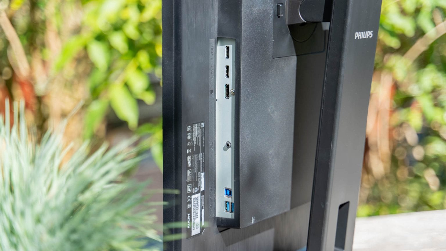 Der Philips B-line 328B1 im Test, langweiliges Design aber gutes Bild ...