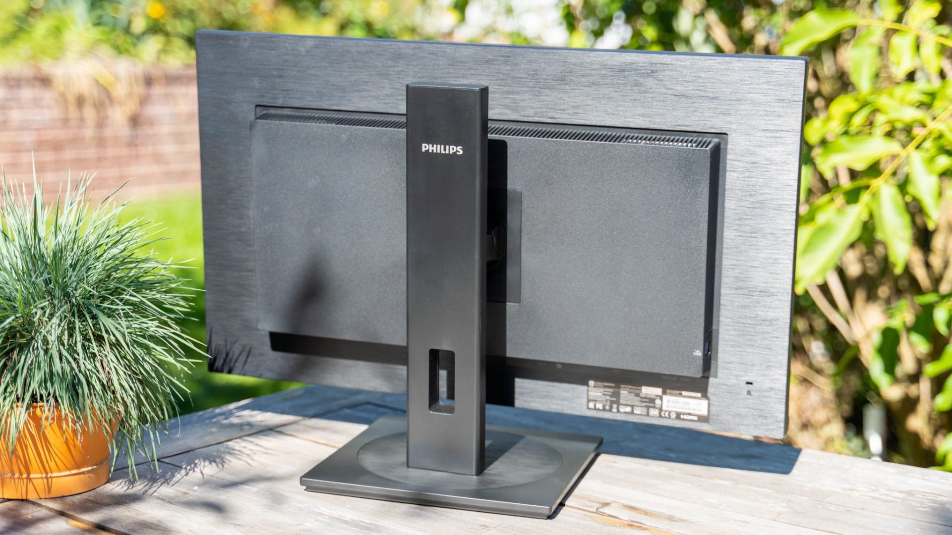 Der Philips B-line 328B1 im Test, langweiliges Design aber gutes Bild ...