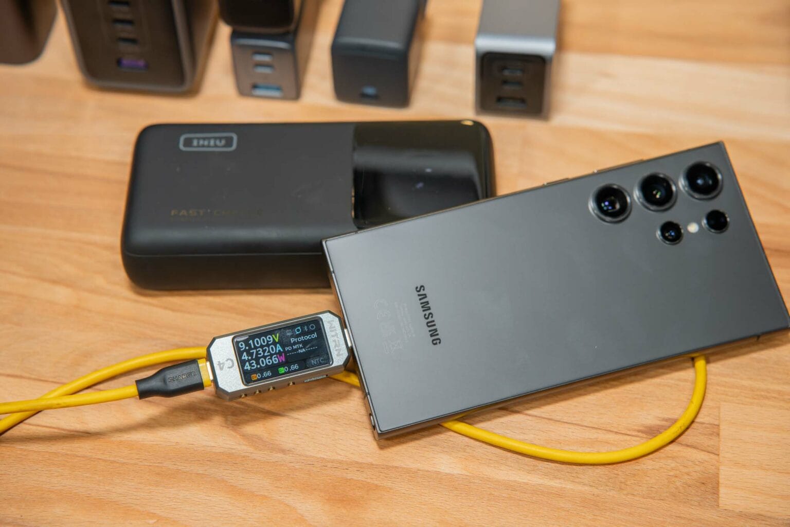 Wie schnell lädt das Samsung Galaxy S24 (Ultra) und welche ...